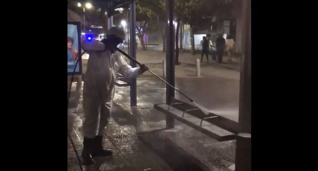 Alcalde Lavín mostró cómo se desinfectan los paraderos de micro de Las ...