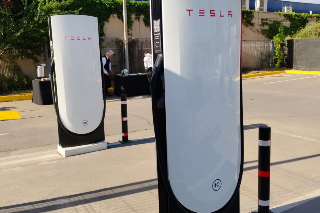 Tesla inaugura sus primeros supercargadores en Chile: Ocho puntos de ...