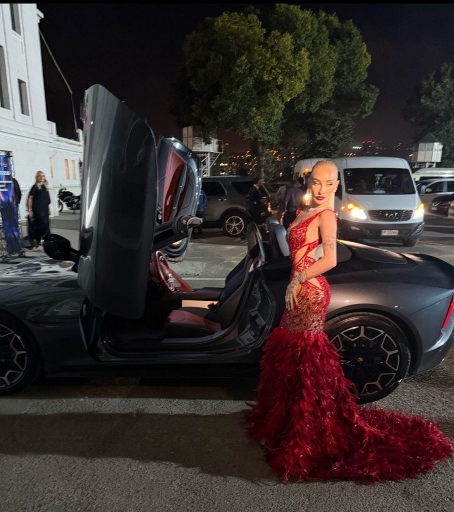 Fran Maira llega a la Gala de Viña 2025 en el primer descapotable ...