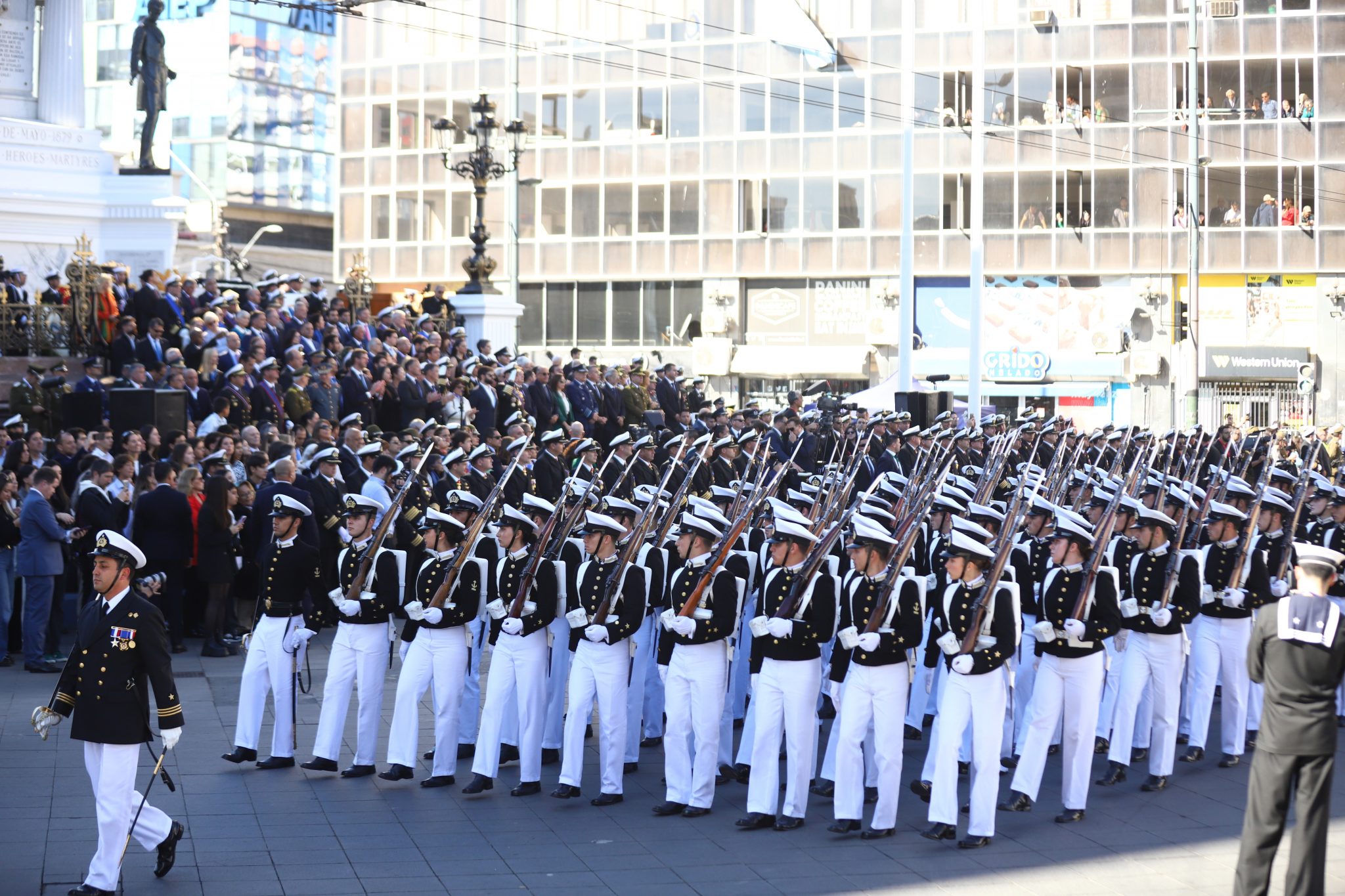 Glorias Navales: Armada rindió honores con tradicional desfile