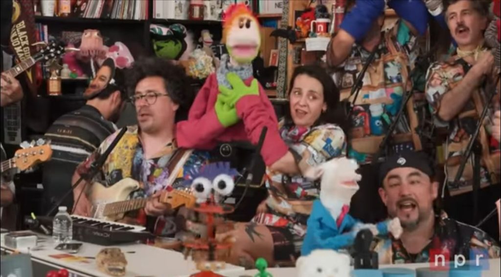 Los fans enloquecen: Jani Dueñas y su magistral actuación en Tiny Desk de 31 Minutos